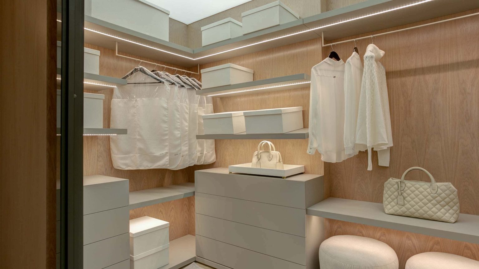 Blog Plaenge - Quarto com closet: 8 dicas para organizar e decorar